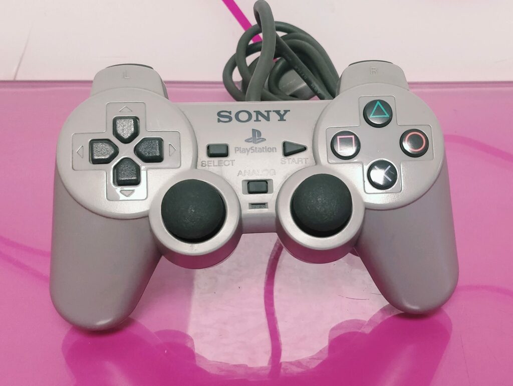 VIDEOCONSOLA PS1 CON CABLES Y MANDO *TARA BOTON EJECT* – Nolotire