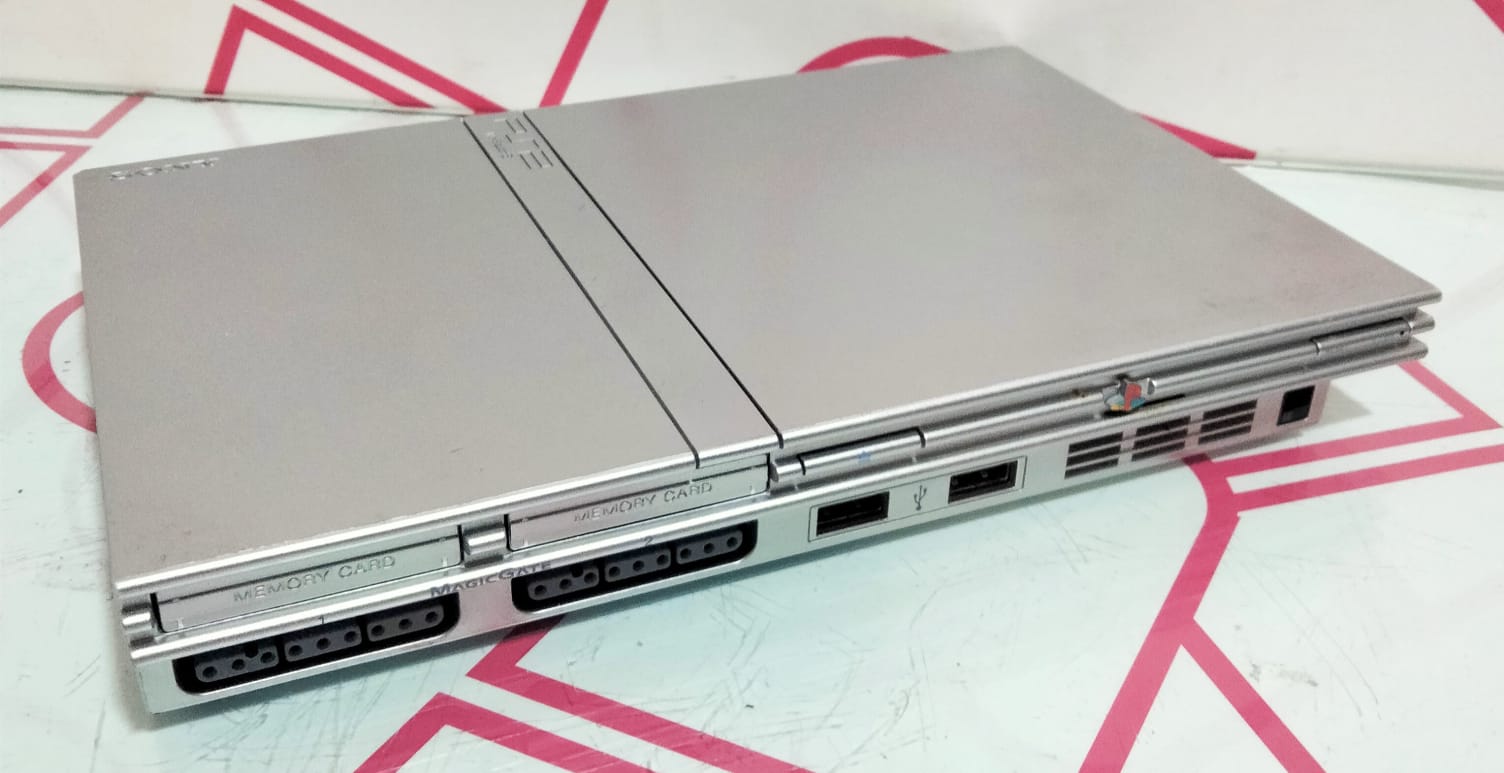 CONSOLA PS2 SLIM GRIS *PARA PIEZAS / NO FUNCIONAL **SIN CABLES NI MANDO ...